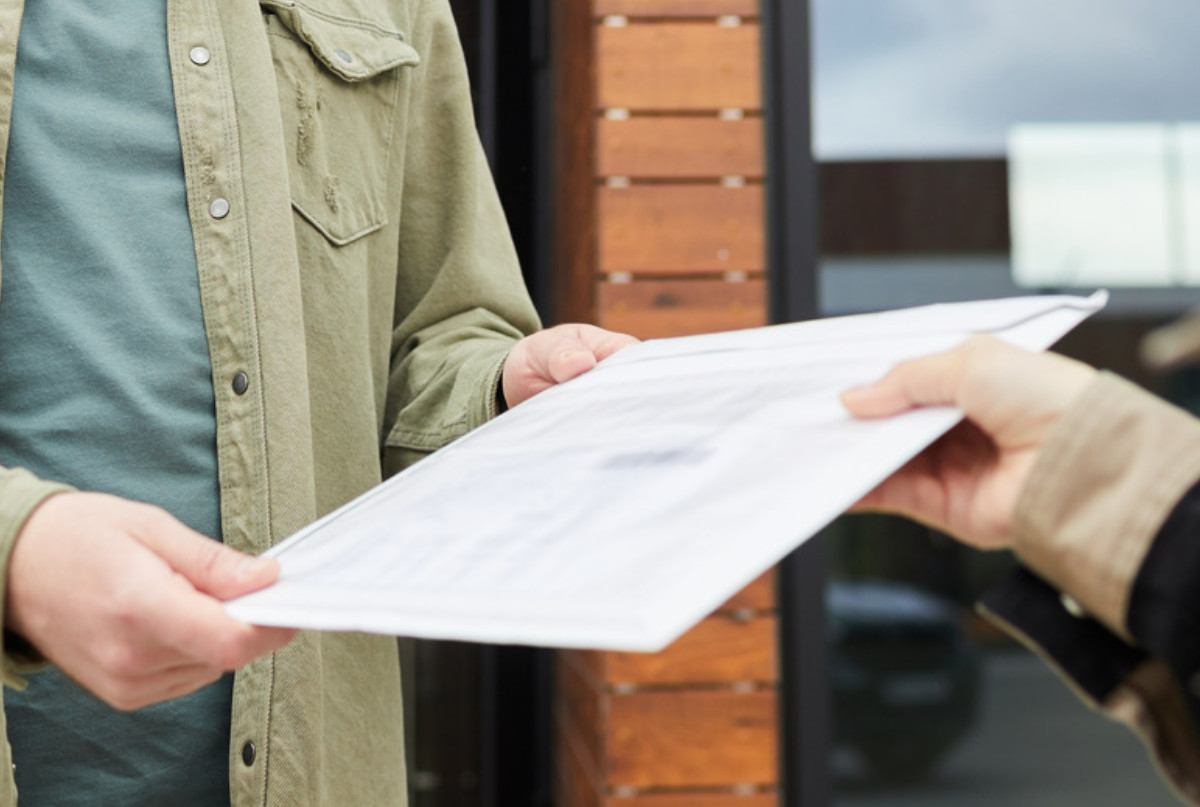 Some of the Common Ways Process Servers Give You Papers - emilyandblair.com